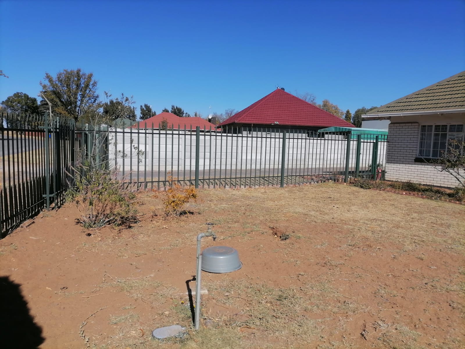 Lovely 3 Bedroom Home Up For Grabs! - Venditor Auctioneers